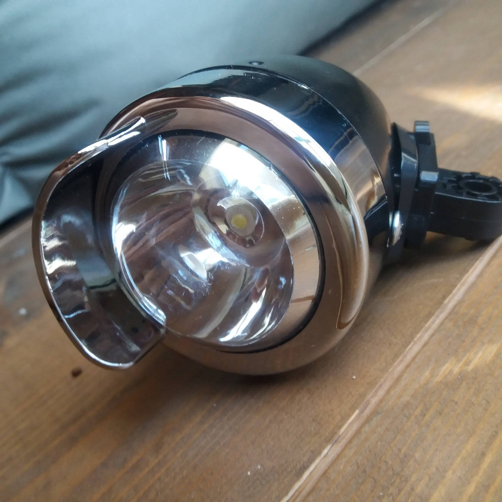 ΦΑΝΑΡΙ ΚΛΑΣΣΙΚΟ ΜΕ ΣΚΙΑΣΤΡΟ ΜΠΑΤΑΡΙΑΣ ΜΕ SUPER-LED 50mm